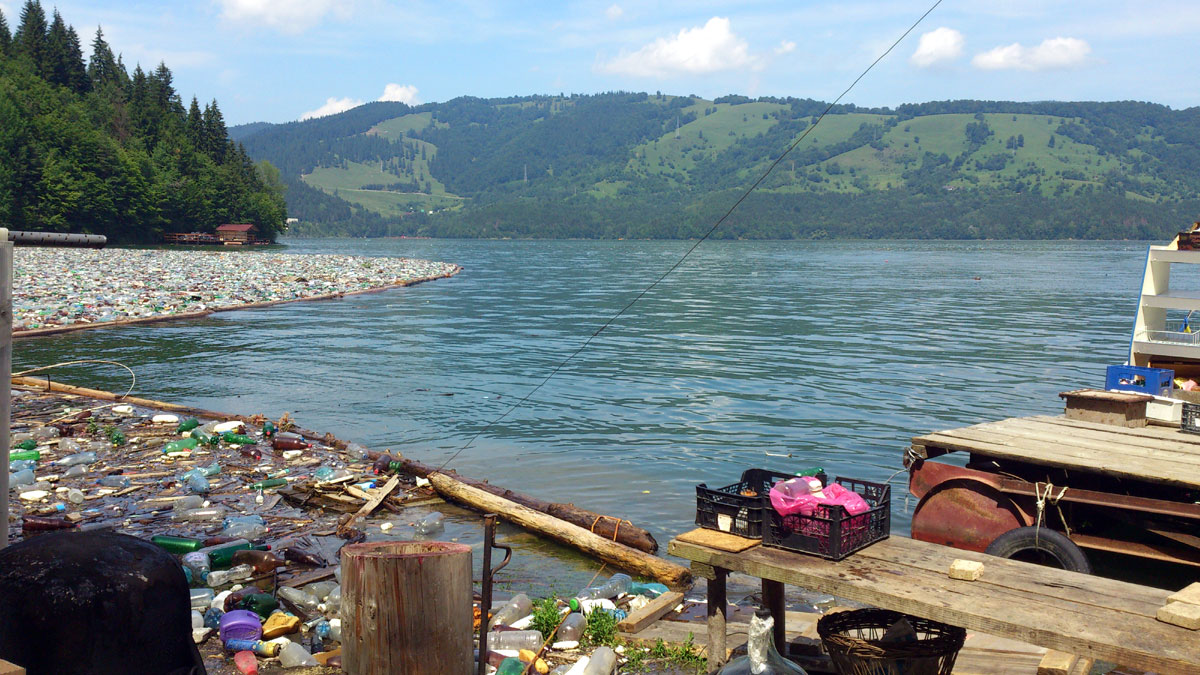 Lacul „Izvoru Muntelui“ - marea de gunoaie dintre munţi - Realitatea Media