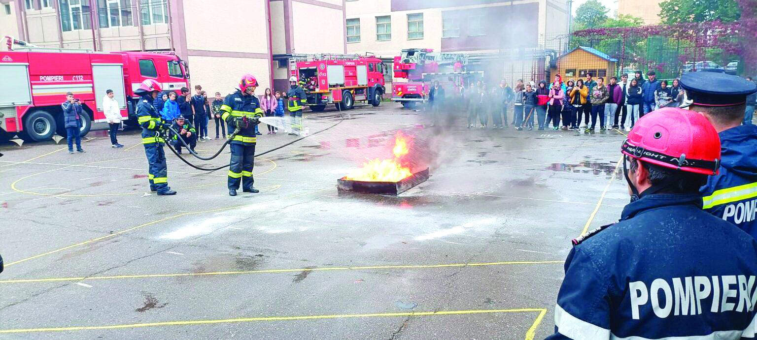 Incendiu simulat la Şcoala „Mihai Eminescu“ din Roman - Realitatea Media